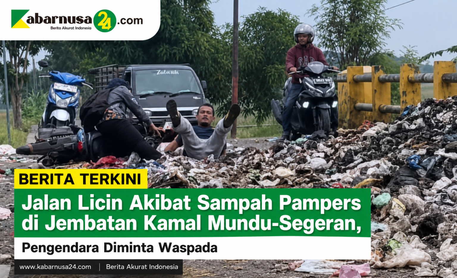 Jalan Licin Akibat Sampah Pampers di Jembatan Kamal Mundu-Segeran ...